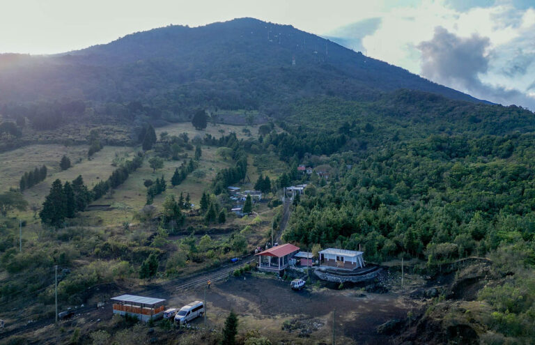 Pacaya Volcano Hike: How to eat pizza on top of a volcano in Guatemala ...